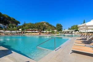 Piscina interna, 3 piscinas externas, guarda-sóis, espreguiçadeiras
