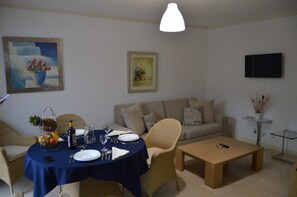 Apartamento, 1 quarto (Garden area, for 4 people) | Sala de estar | TV de tela plana