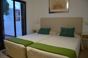 Apartamento, 1 quarto (Garden area, for 4 people) | Cofres nos quartos, ferros/tábuas de passar roupa, berços grátis