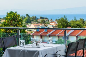 2 restaurantes: servem pequenos-almoços, almoços e jantares