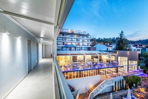 Fachada da propriedade à noite