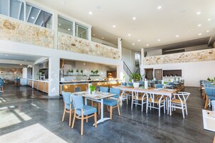 2 restaurantes, é servido café da manhã