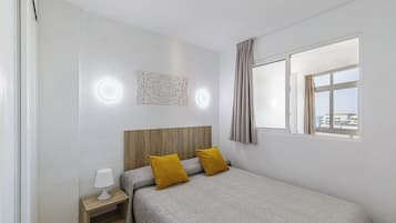 1 quarto, cofres nos quartos, cortinas blackout