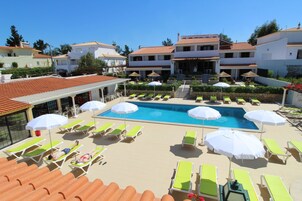 Piscina exterior, espreguiçadeiras 