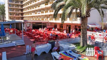 Bar junto à piscina