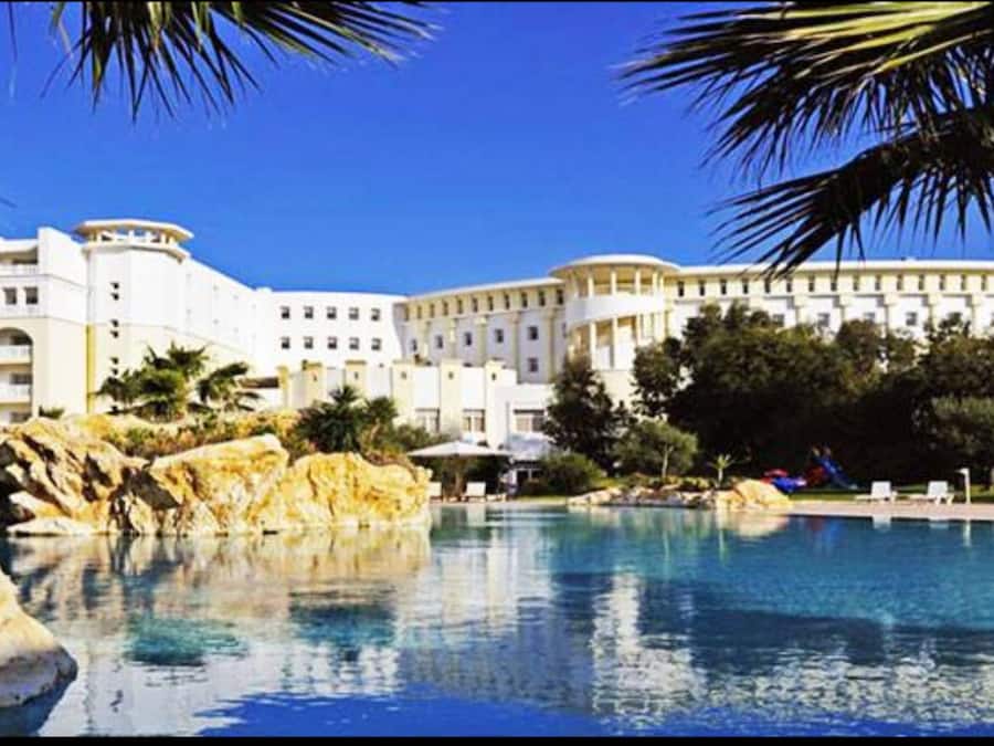 Piscina interna, piscina externa, barracas de cortesia, guarda-sóis