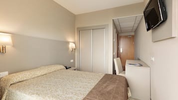 Minibar, cofre no quarto, secretária, Wi-fi grátis