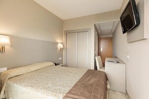 Frigobar, cofres nos quartos, escrivaninha, Wi-Fi de cortesia
