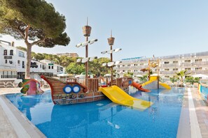 Piscina interior, piscina exterior, espreguiçadeiras 