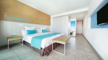 Quarto Deluxe, vista parcial para o mar | Cofre no quarto, secretária