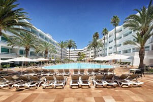 Piscina exterior, guarda-sóis, espreguiçadeiras 