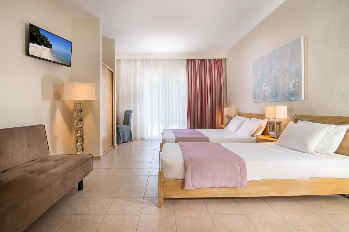 Roupas de cama premium, cofres nos quartos, escrivaninha