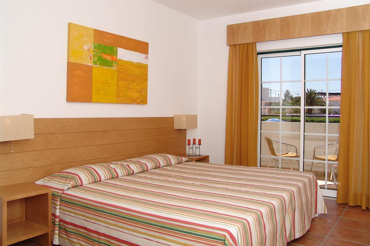 Apartamento superior, 1 quarto, vista para o jardim | 1 quarto, cortinas blackout, quartos à prova de som, Wi-Fi de cortesia