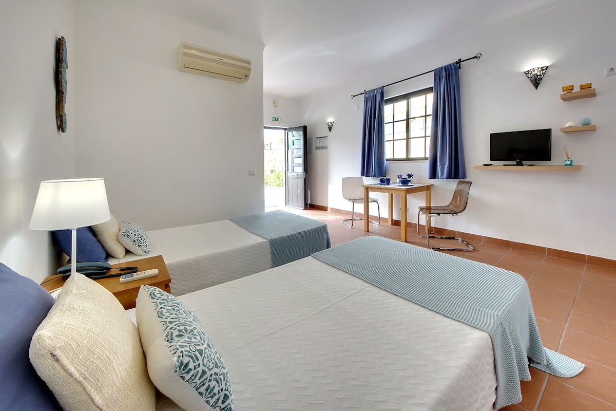 Estúdio, 2 camas de solteiro | 1 quarto, cortinas blackout, quartos à prova de som, Wi-Fi de cortesia