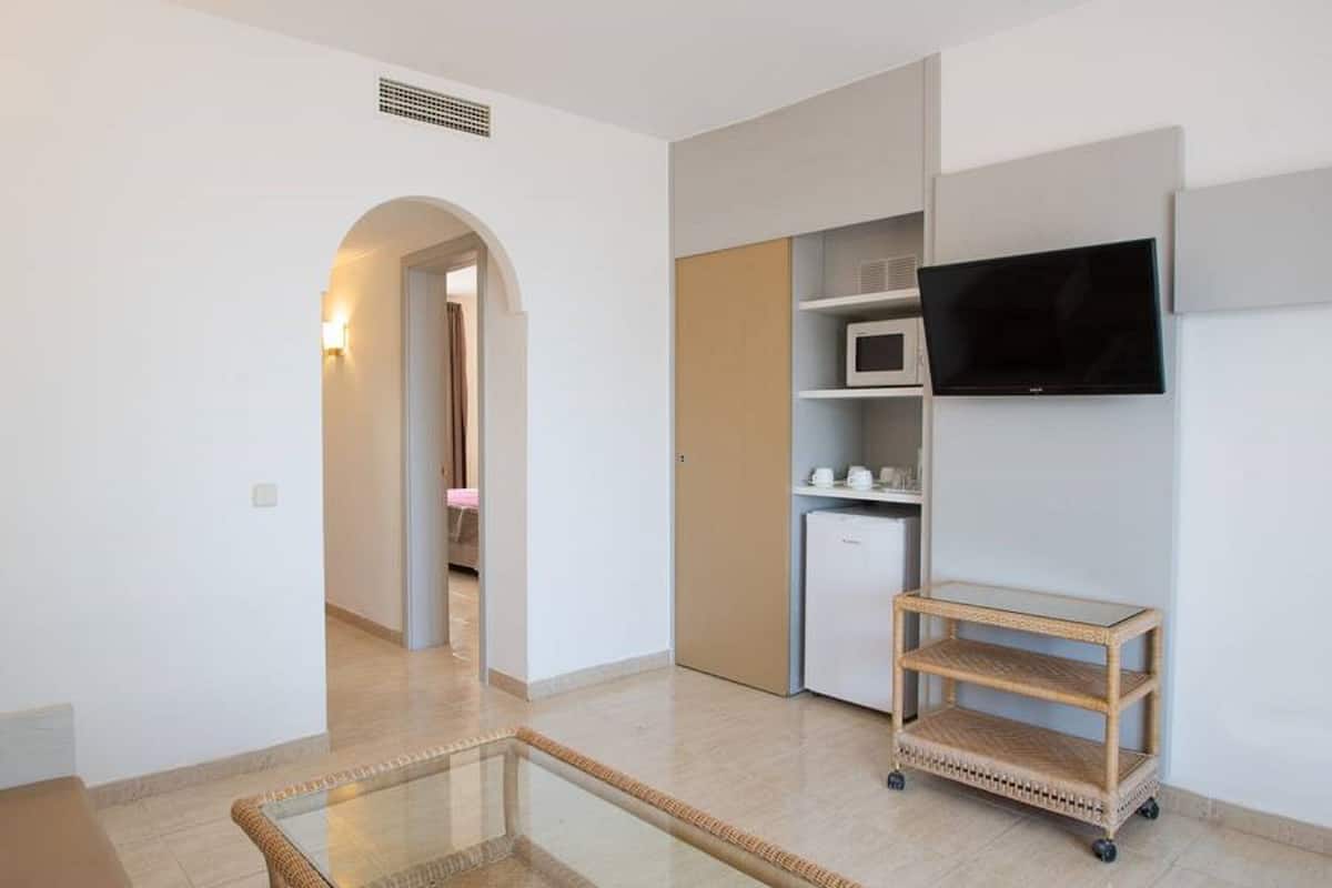 Roupa de alta qualidade, cofre no quarto, secretária