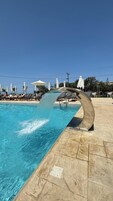 2 piscinas exteriores, guarda-sóis, espreguiçadeiras 