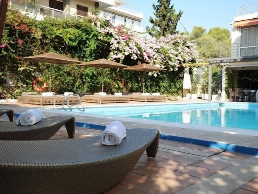 Piscina externa sazonal, funciona das 10h30 às 18h, espreguiçadeiras