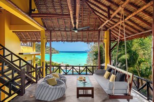 Frigobar, cofres nos quartos, escrivaninha