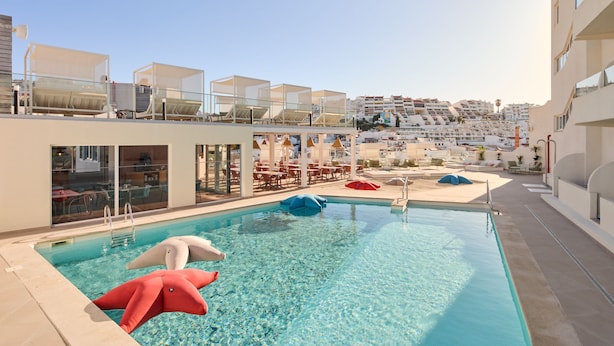 Piscina interior, piscina exterior, guarda-sóis, espreguiçadeiras 