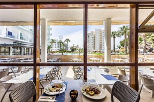 Café da manhã, almoço e jantar; culinária internacional 