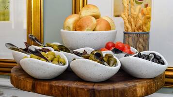 Pequeno-almoço completo diário (15000 NGN por pessoa)