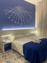 Frigobar, cofres nos quartos, escrivaninha, Wi-Fi de cortesia