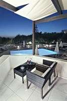 Piscina externa sazonal, funciona das 9h às 20h, guarda-sóis