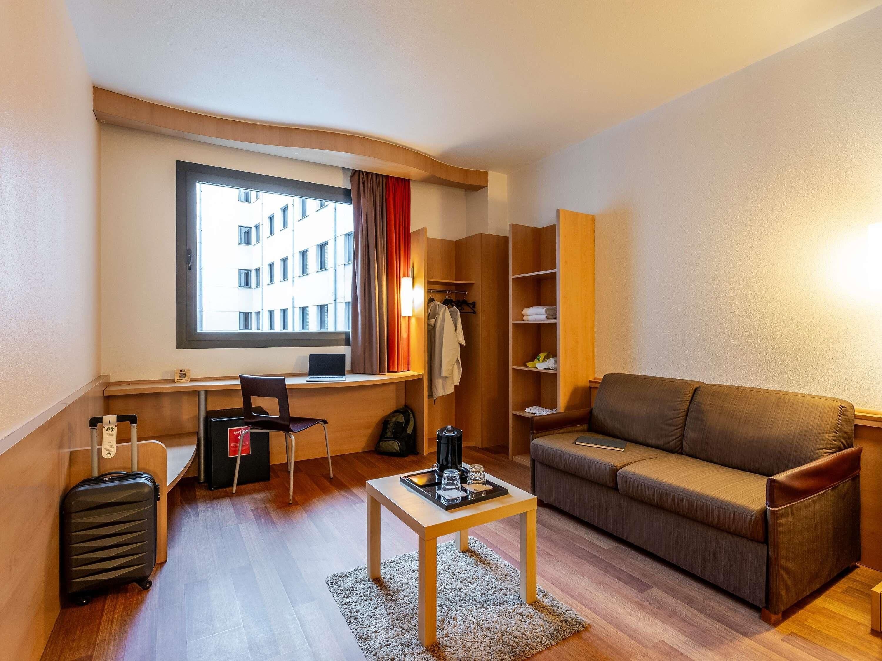 Quarto casal premium | Cofres nos quartos, escrivaninha, espaço de trabalho para notebook