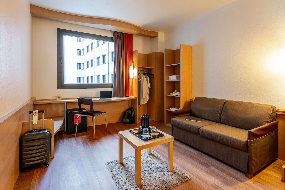 Quarto casal premium | Cofres nos quartos, escrivaninha, espaço de trabalho para notebook