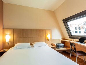 Quarto Standard, 1 cama de casal | Cofre no quarto, secretária 