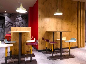 Café da manhã continental todos os dias (EUR 11 por pessoa) 