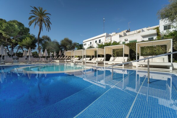 Piscina interior, piscina exterior, toldos (sobretaxa), guarda-sóis 