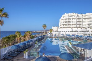 Piscina exterior, uma piscina aquecida, espreguiçadeiras 