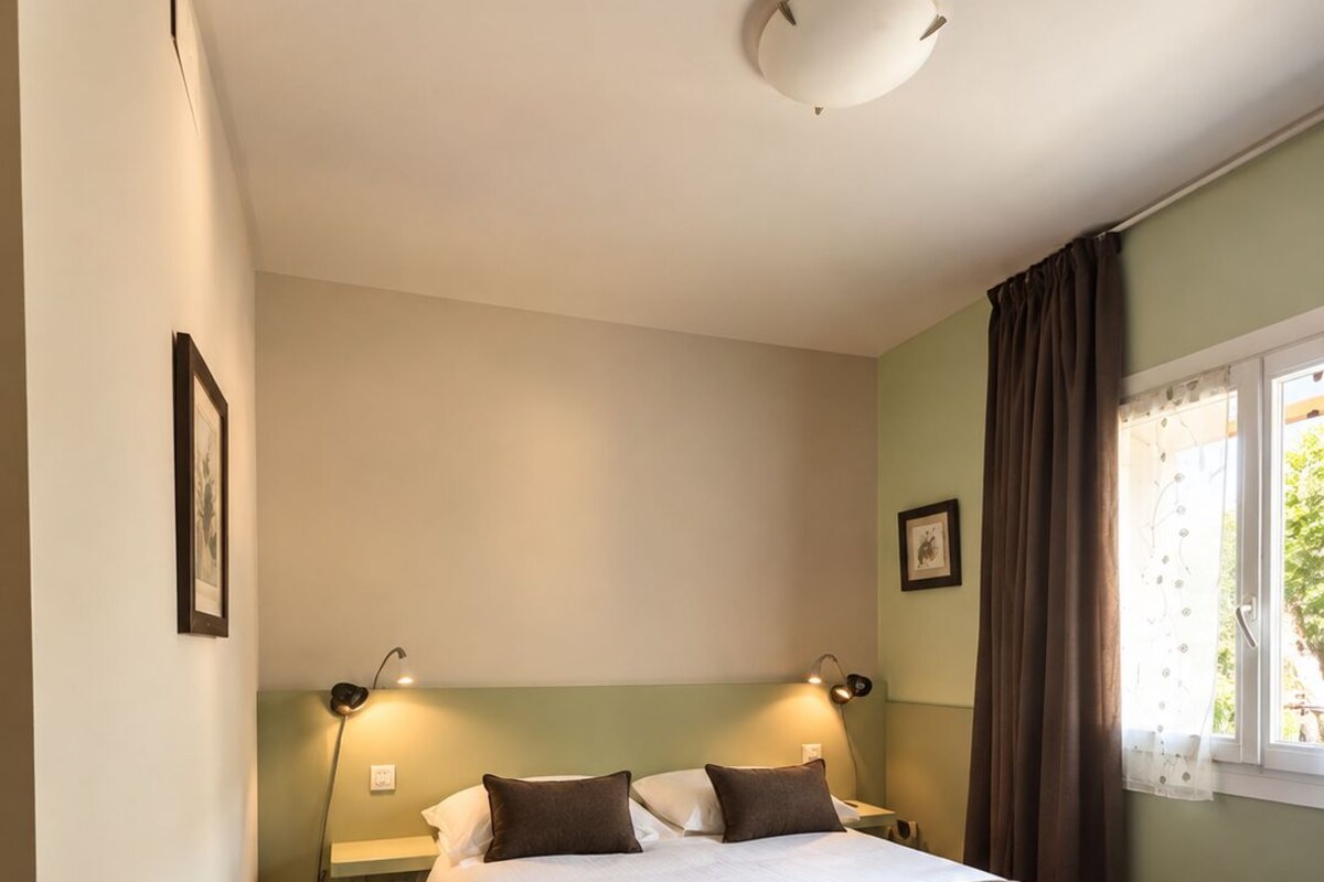 Quarto standard, 1 cama Queen | Cofres nos quartos, escrivaninha, quartos à prova de som