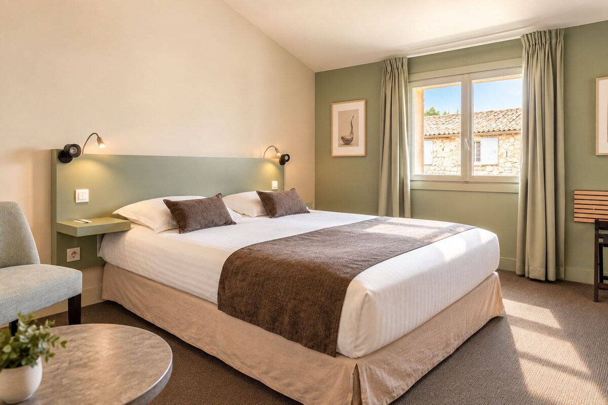 Quarto superior, 1 cama de casal | Cofres nos quartos, escrivaninha, quartos à prova de som