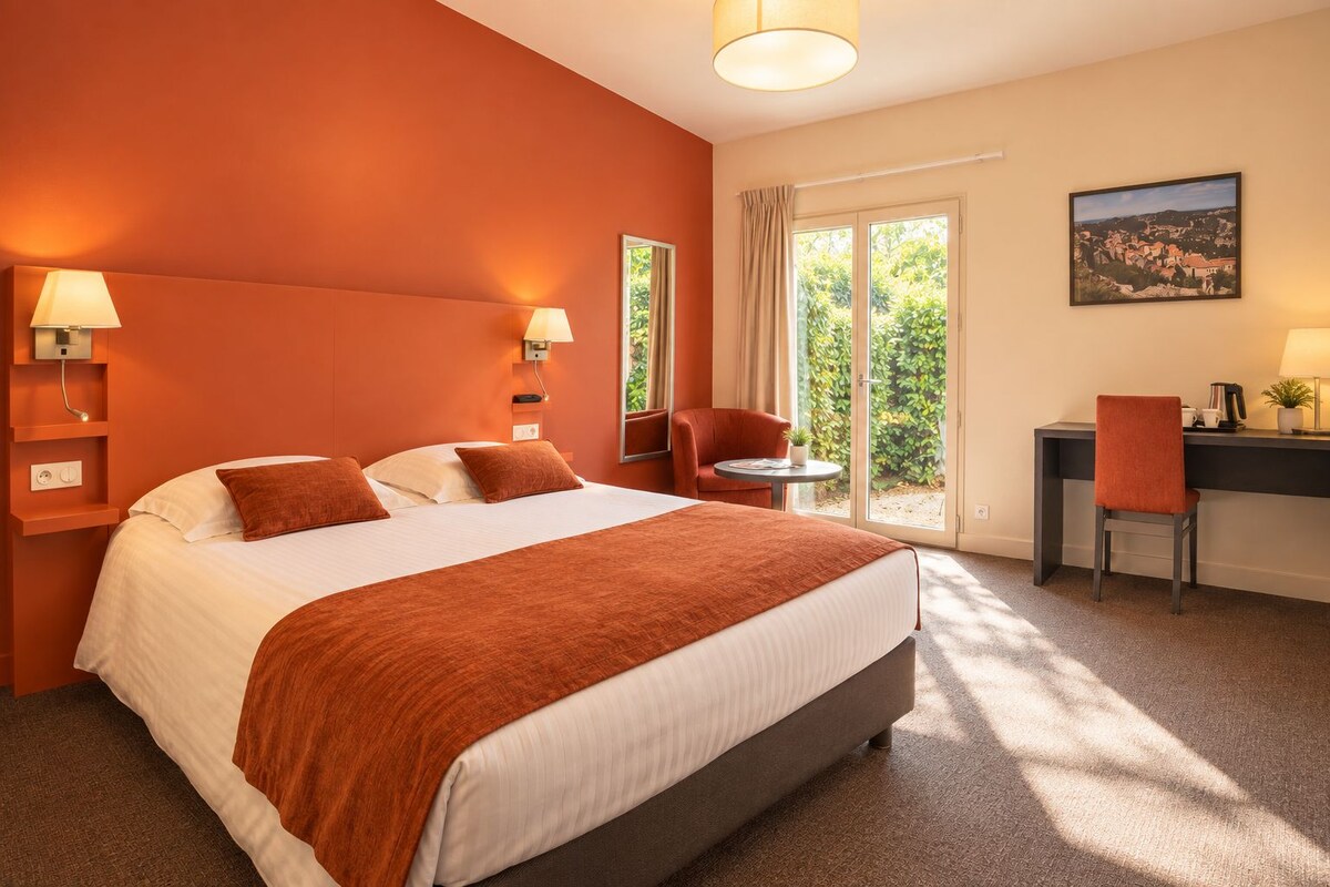 Quarto superior, 1 cama Queen | Cofres nos quartos, escrivaninha, quartos à prova de som