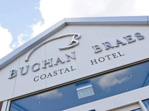 Exterior do Hotel Buchan Braes, com o nome da propriedade em destaque.