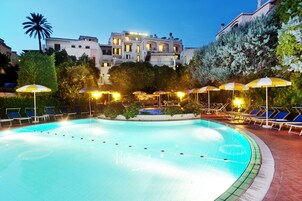 2 piscinas externas, guarda-sóis, espreguiçadeiras