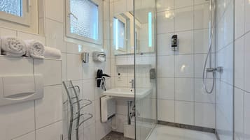 Quarto Triplo Standard | Casa de banho | Um polibã, artigos de higiene pessoal grátis, um secador de cabelo