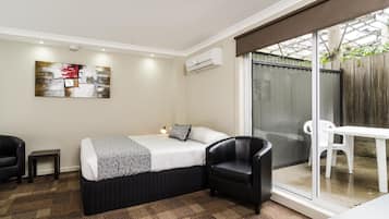Quarto Superior (Queen) | 1 quarto, roupa de alta qualidade, minibar, cofre no quarto