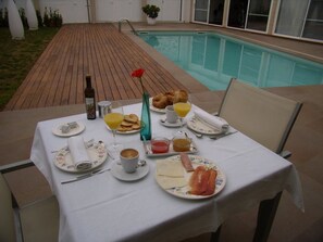 Piscina externa, espreguiçadeiras