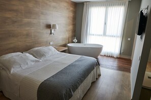 Frigobar, cofres nos quartos, escrivaninha, Wi-Fi de cortesia