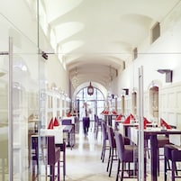 2 restaurantes: opção de almoço e jantar