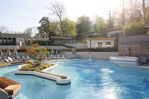 Piscina interna, 2 piscinas externas, guarda-sóis, espreguiçadeiras
