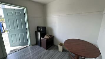 Quarto, 1 cama Queen, para fumantes | Wi-Fi de cortesia, roupa de cama