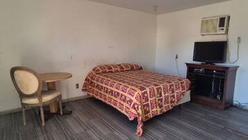 Quarto, 1 cama queen-size, fumadores | Wi-fi grátis, roupa de cama fornecida