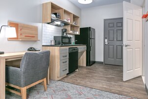 Suite-Estúdio, 1 cama queen-size, banheira adaptada para pessoas com dificuldades motoras (Mobility) | 1 quarto, roupa de alta qualidade, cofre no quarto, secretária 