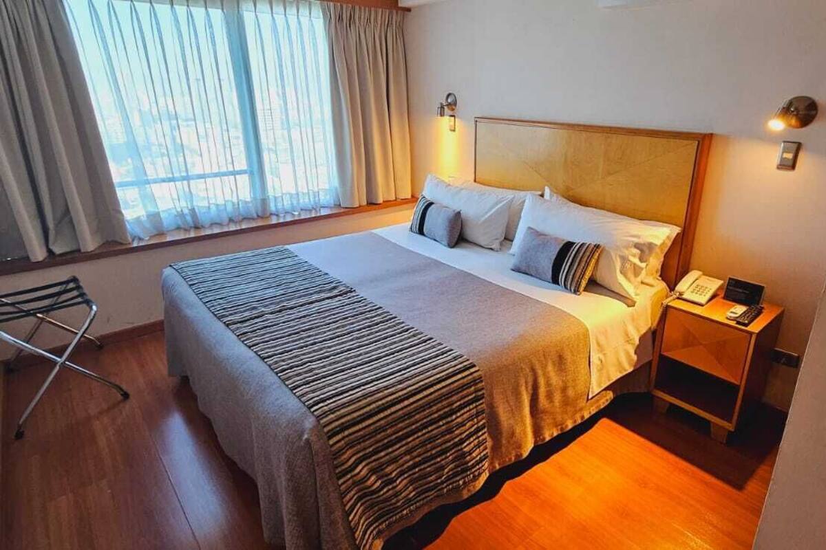 Suíte standard, vista para a cidade | Cofres nos quartos, roupa de cama