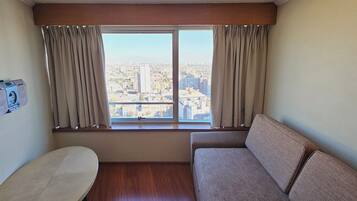 Suite-Estúdio Superior | Sala de estar | Televisor plasma de 32 polegadas com canais por cabo, televisor