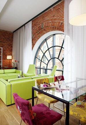 Roupas de cama premium, frigobar, cofres nos quartos, escrivaninha